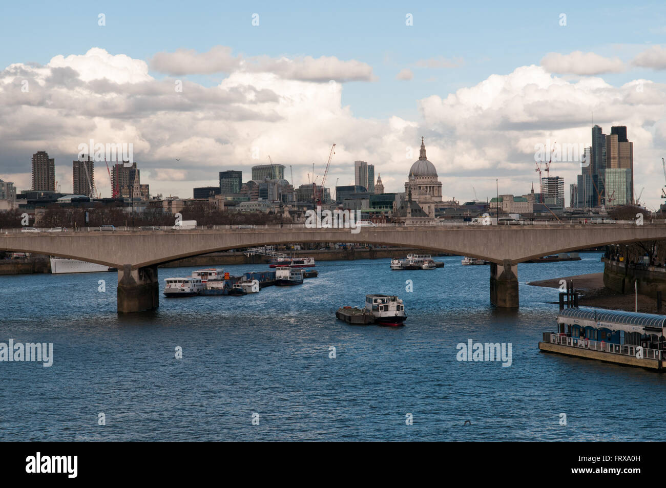 Thames river city skyline background hi-res stock photography and ...