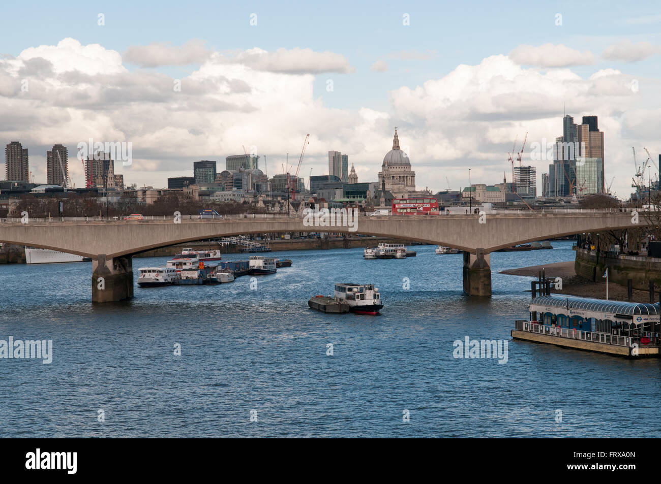 Thames river city skyline background hi-res stock photography and ...