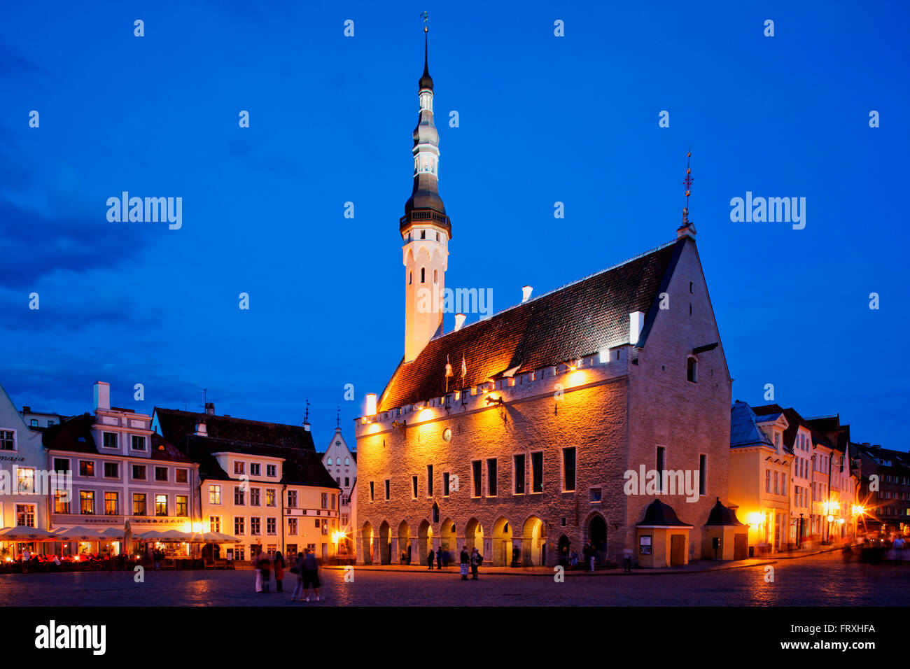 Town Hall and market square in the medieval old town of Tallinn ...