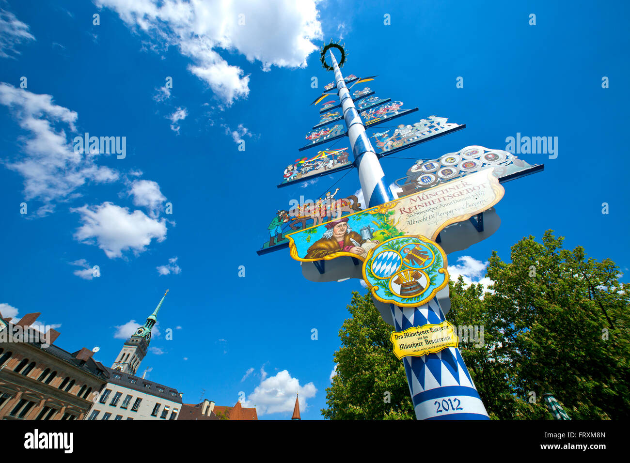 Maypole viktualienmarkt square munich bavaria hi-res stock photography ...