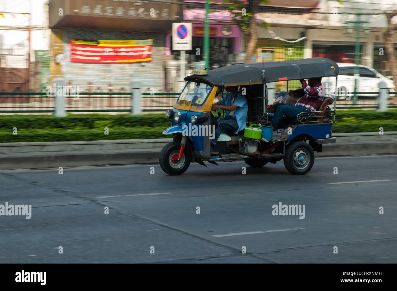 Tuk Tuk speeding down major road in Bangkok Stock Photo - Alamy