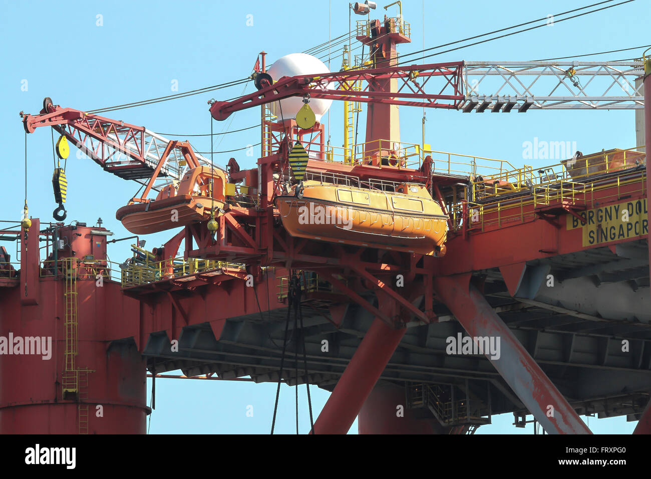 Escape boats oil rig hi-res stock photography and images - Alamy