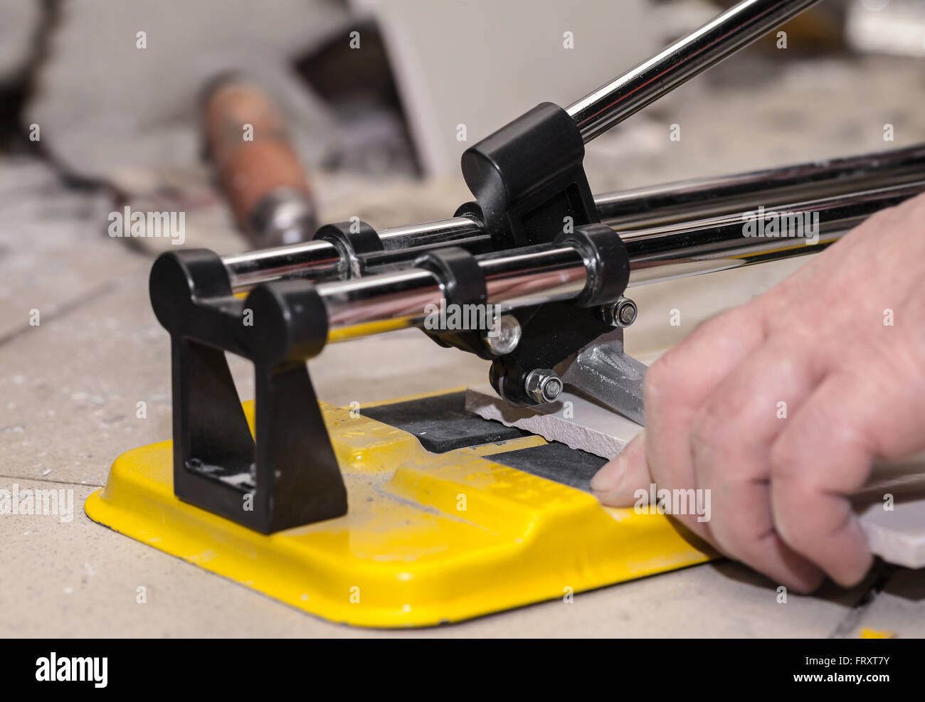 Man cutting tile cutter hi-res stock photography and images - Alamy