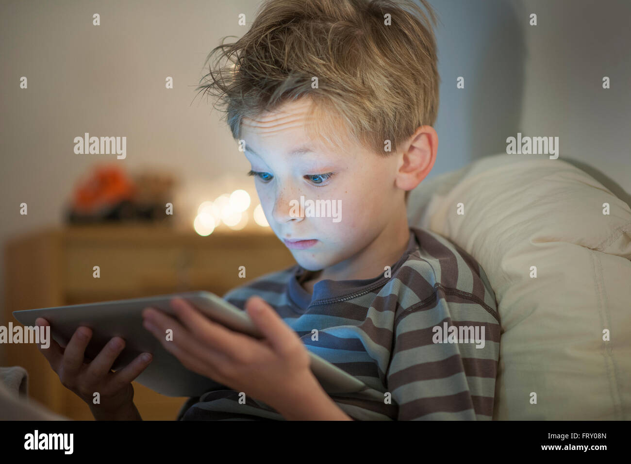Child using ipad in bed hi-res stock photography and images - Alamy