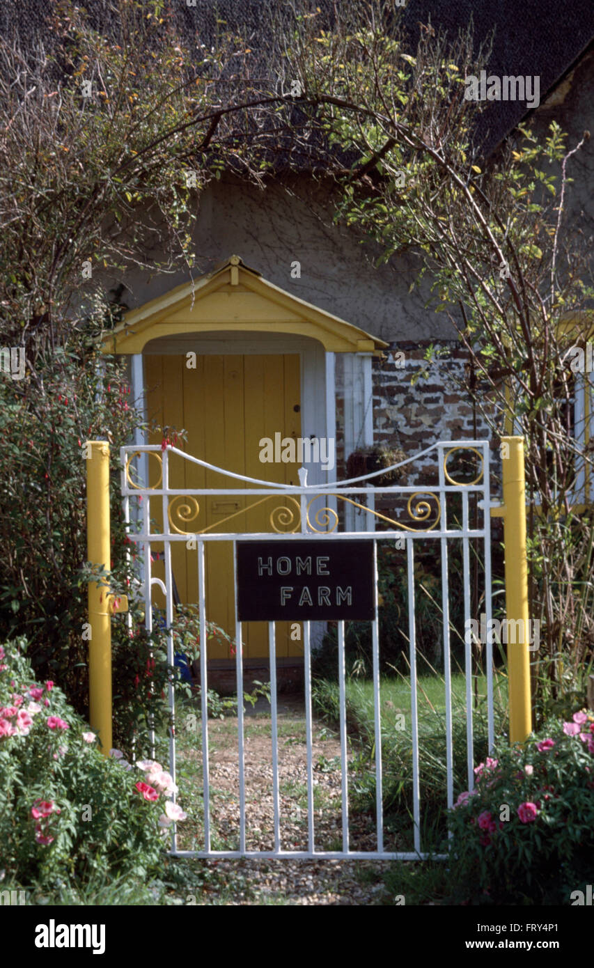 Country cottage gate hi-res stock photography and images - Alamy