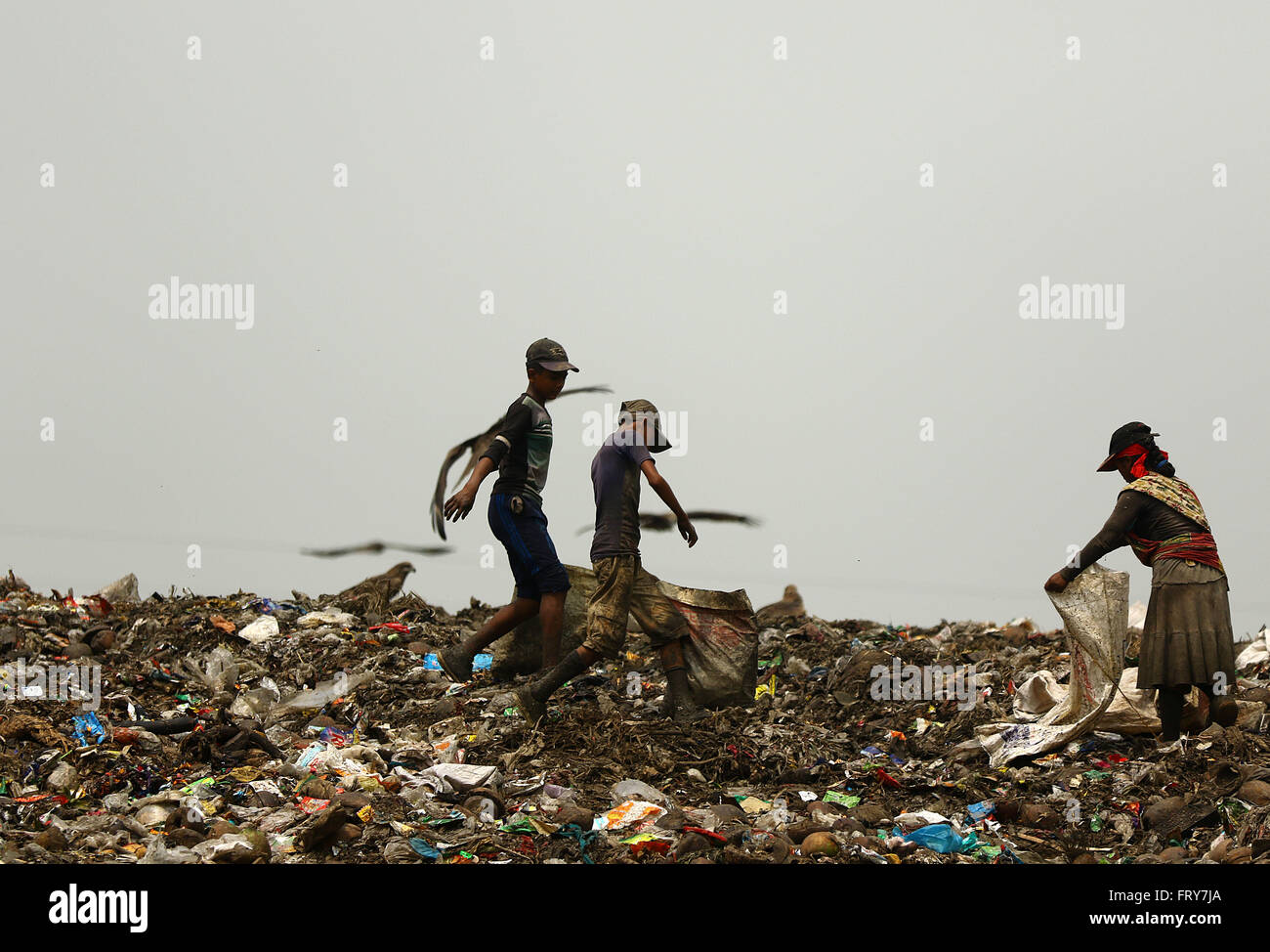Bangladesh children dump garbage hi-res stock photography and images ...