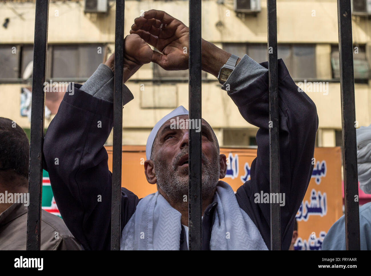 March 24, 2016 - An old man cut off his hand came from an Egyptian ...