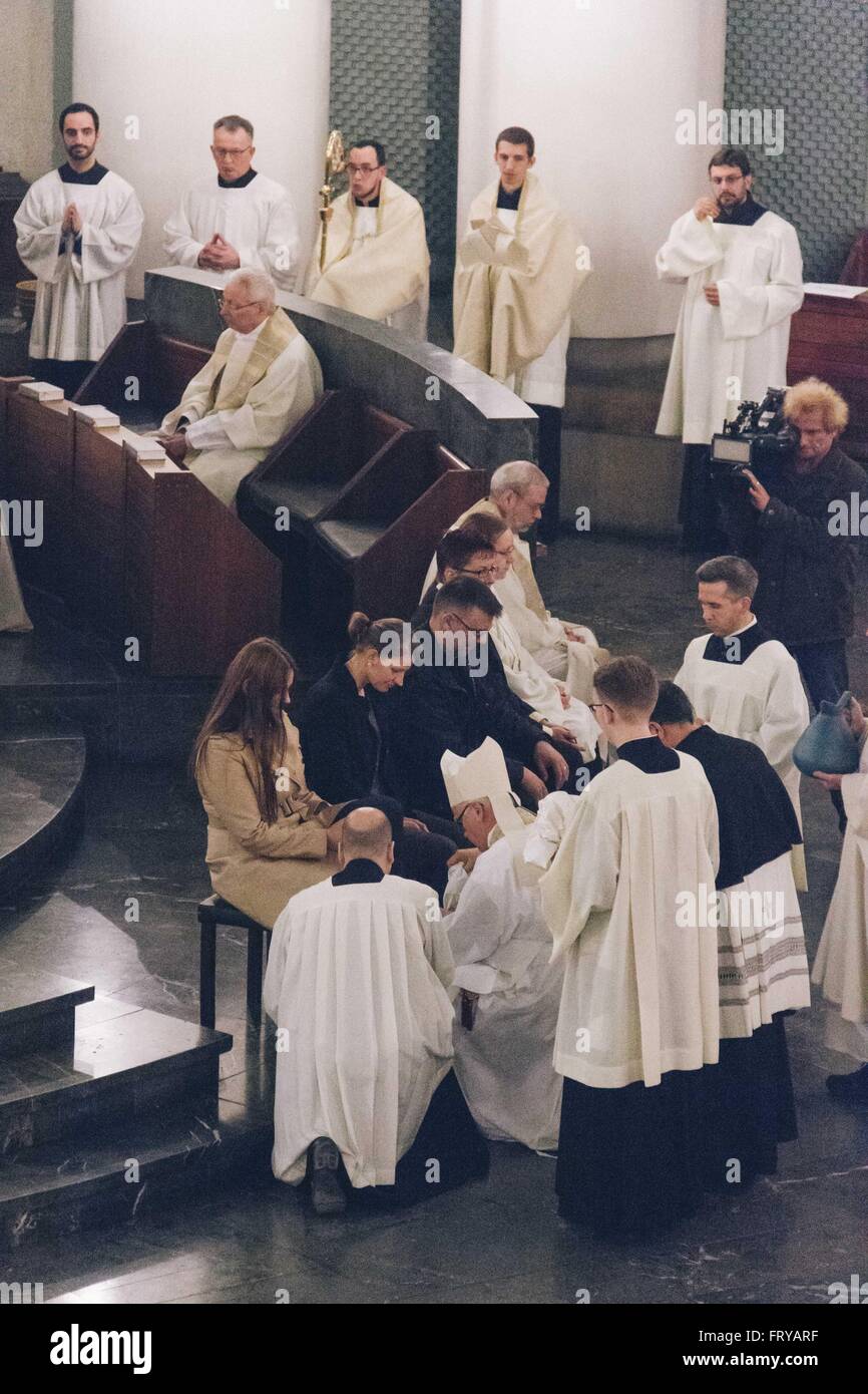 Holy thursday mass washing feet hi-res stock photography and images - Alamy