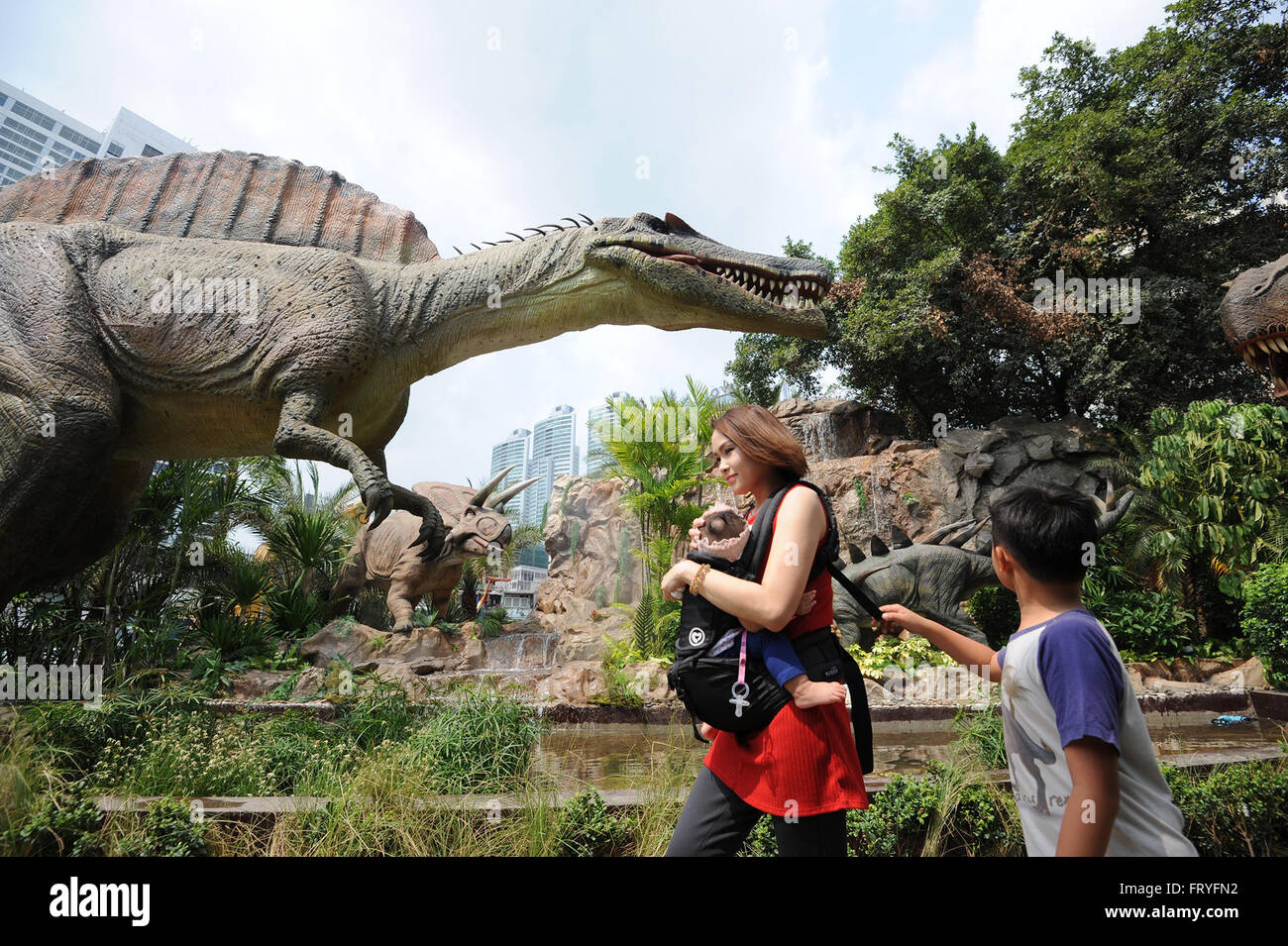 (160325) -- BANGKOK, March 25 (Xinhua) -- Visitors look at dinosaur ...