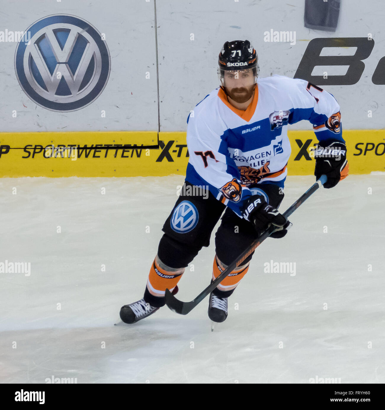 Wolfsburg's Kurtis McLean in action at the DEL title round quarter ...