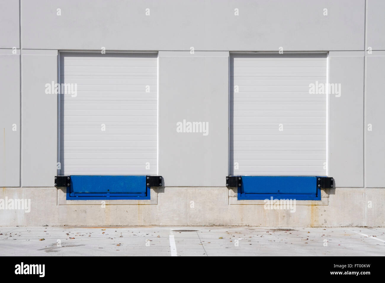 Truck loading dock at warehouse Stock Photo - Alamy