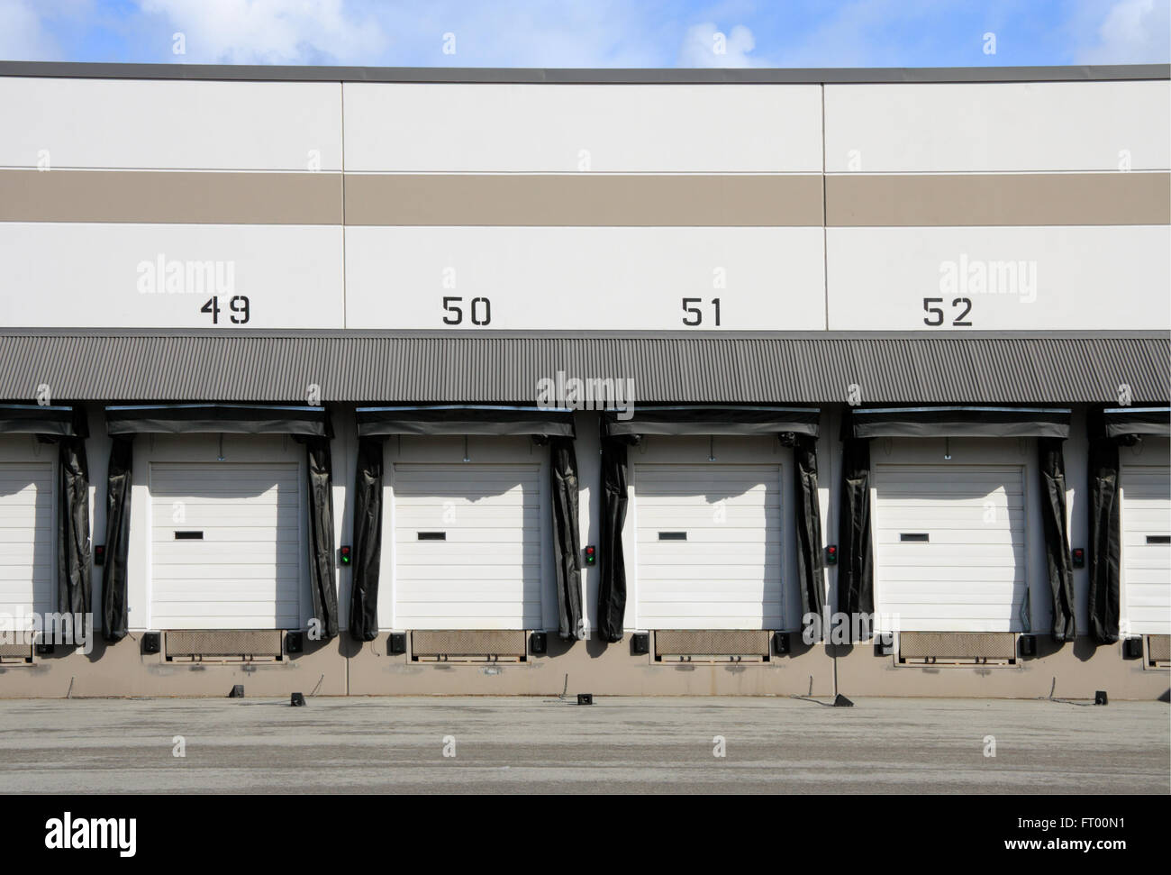 Truck loading dock at warehouse Stock Photo - Alamy