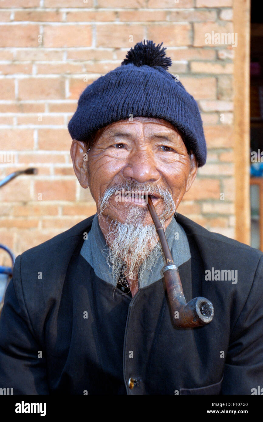 Chinese man smoking long pipe hi-res stock photography and images - Alamy