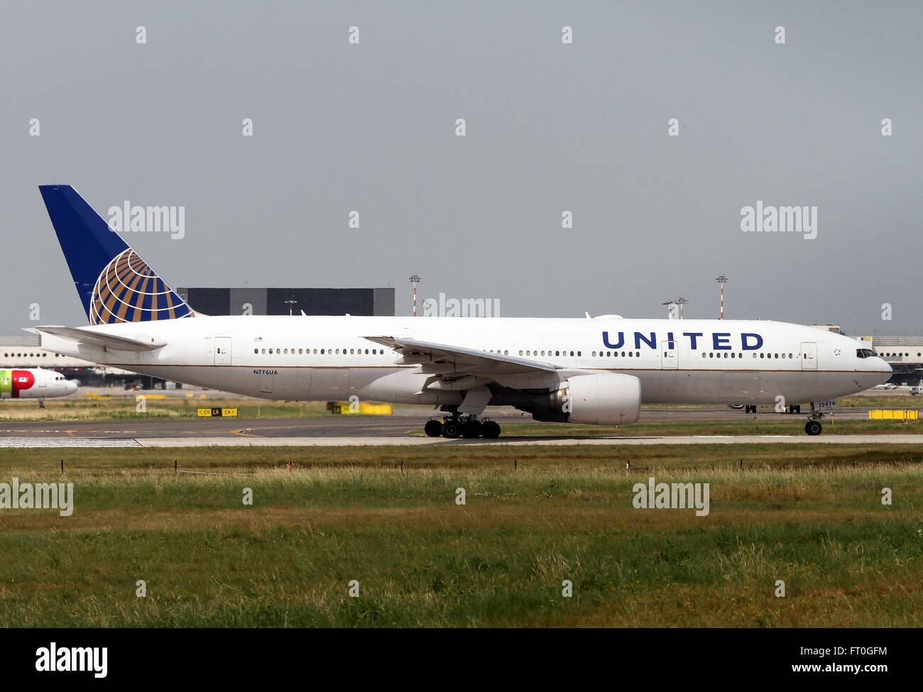 N776UA United Airlines Boeing 777-222 at Milan - Malpensa Stock Photo ...