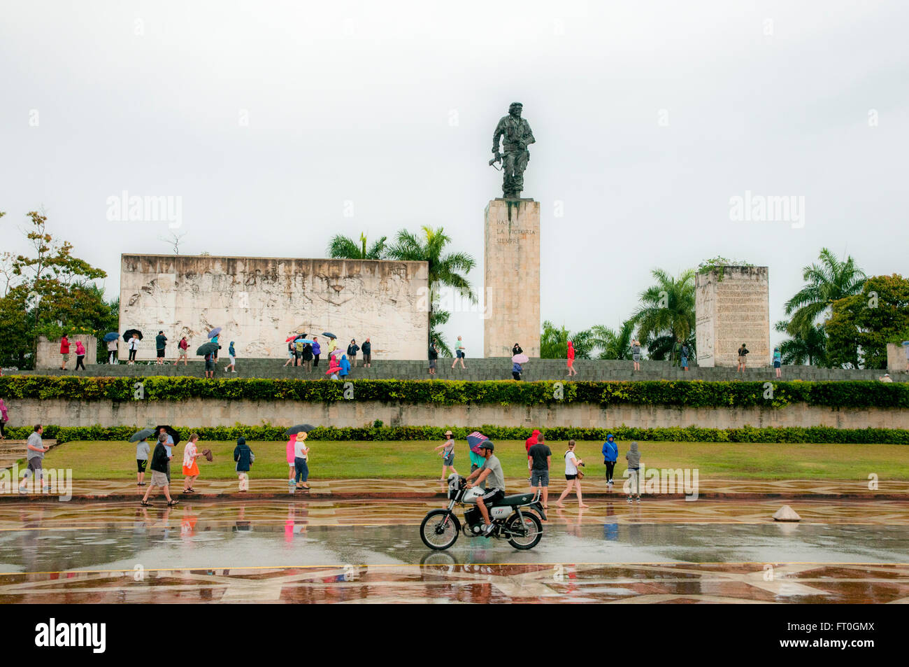 The che guevara monument and mausoleum hi-res stock photography and ...