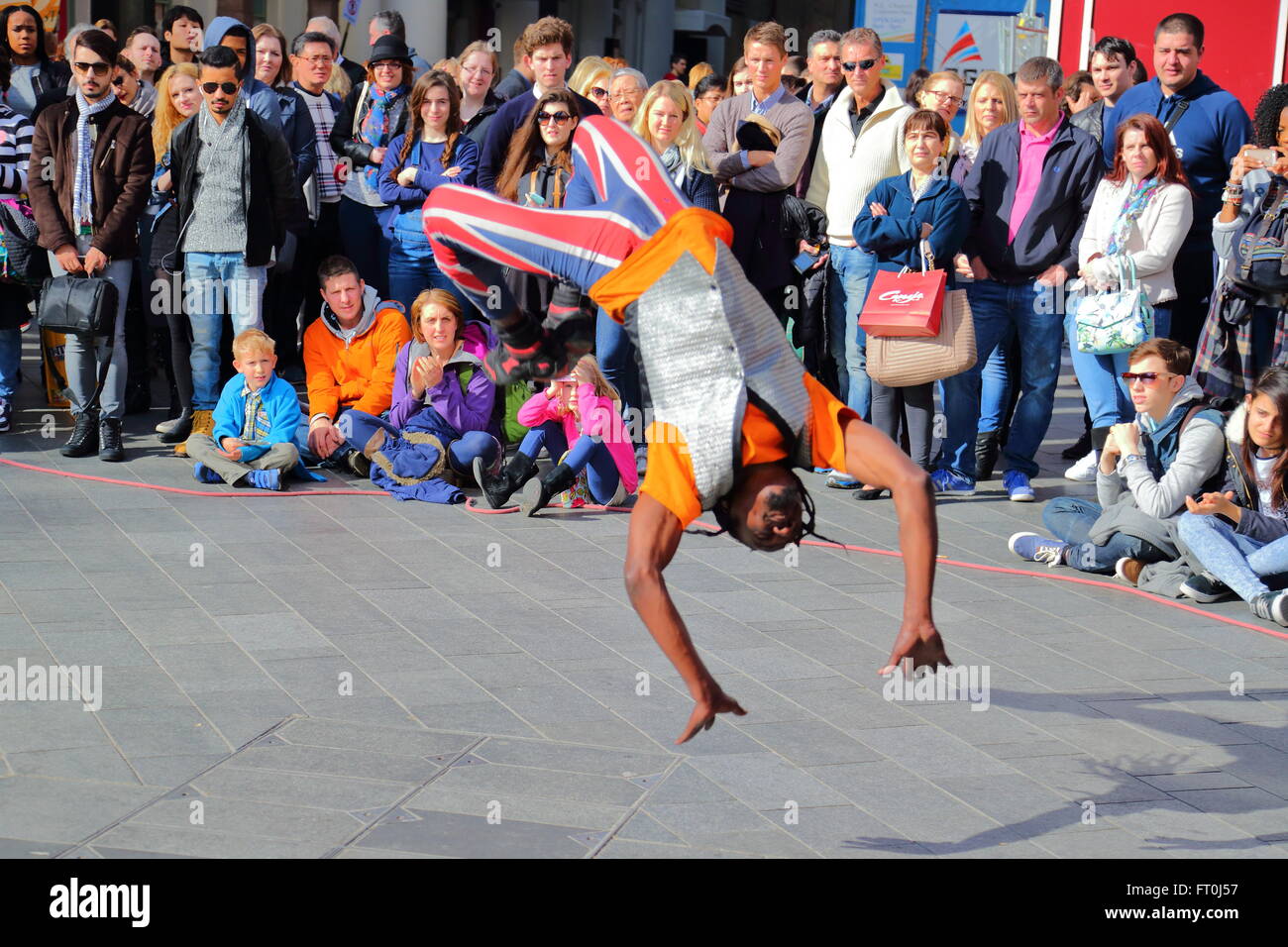 A street performer captures the audience in Leicester Square, London ...