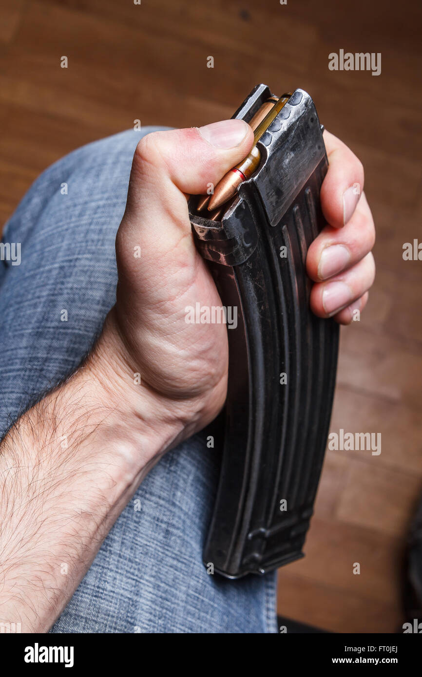 Loading 5.56 ammo magazine for machine guns Stock Photo - Alamy