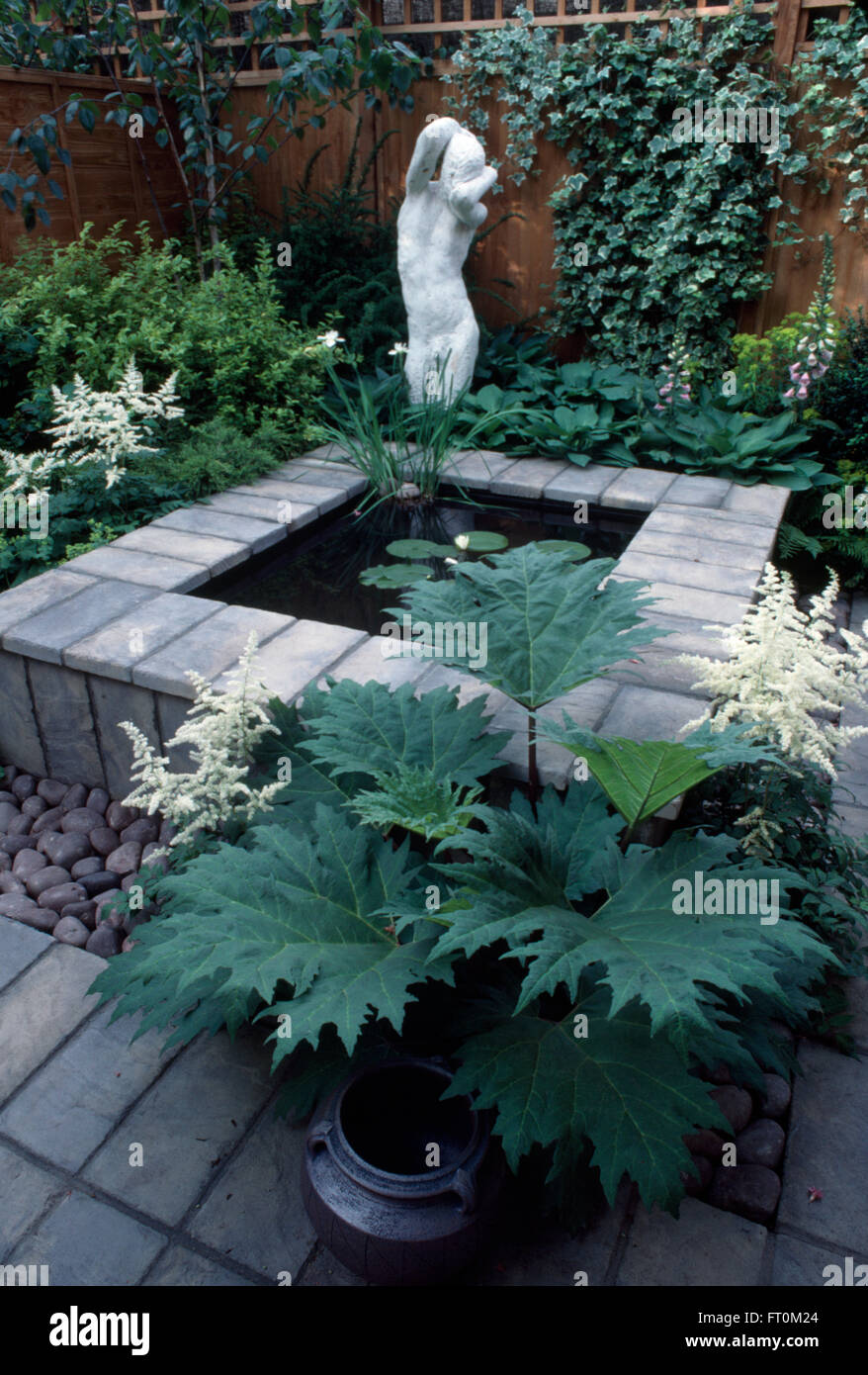 Raised pond statue hi-res stock photography and images - Alamy