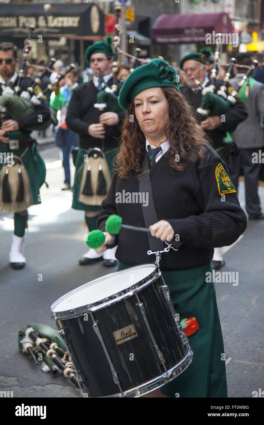 Drummers marching in pipe band hi-res stock photography and images - Alamy