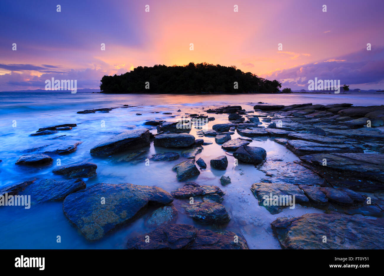 Seascape of Klong muang beach at sunset, Krabi, Southern of Thailand ...