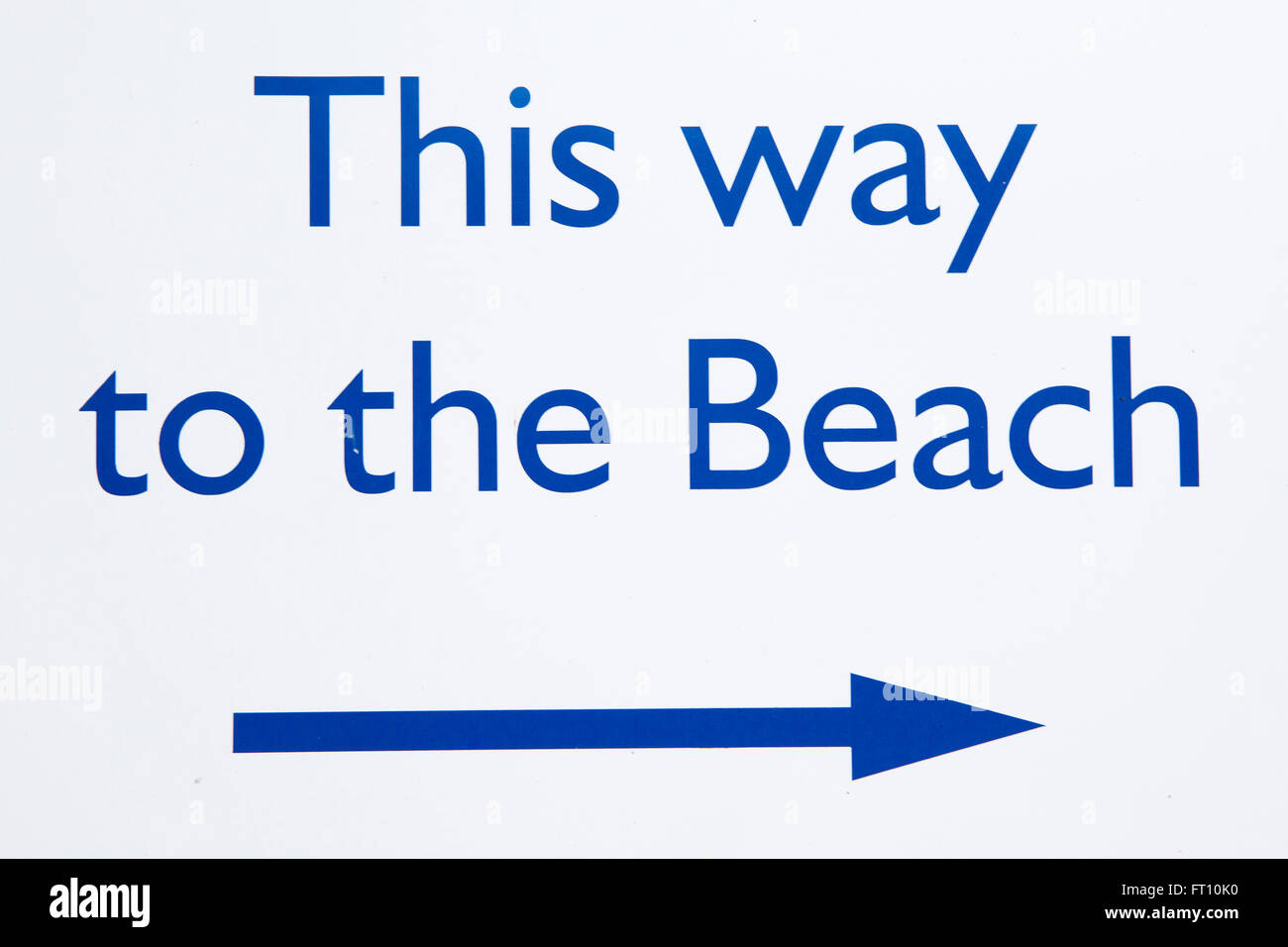 A sign with an arrow pointing the way to the beach Stock Photo - Alamy