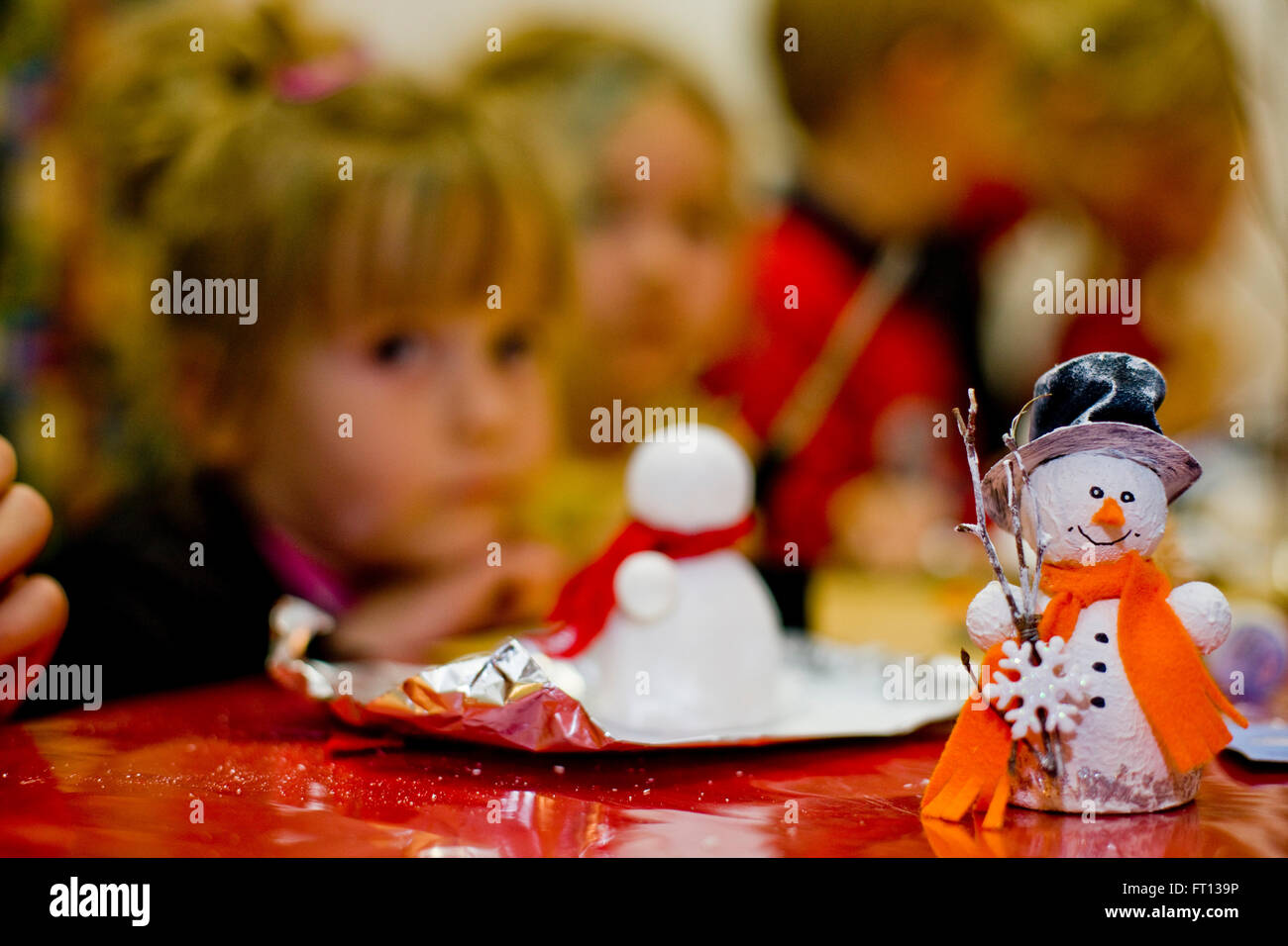 Children doing crafts hi-res stock photography and images - Alamy