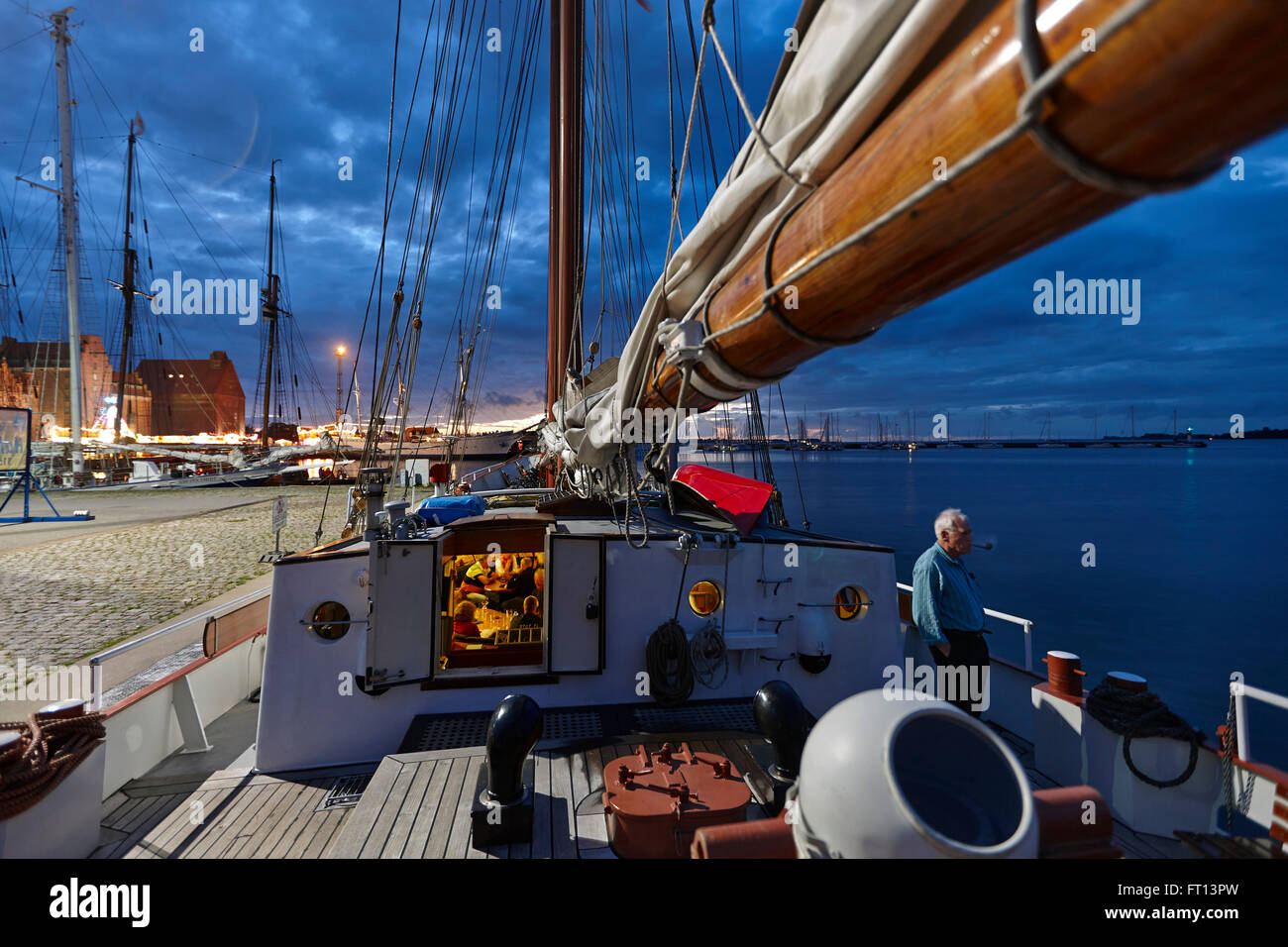 Sailing ship at landing pier in harbor in the evening, Stralsund ...