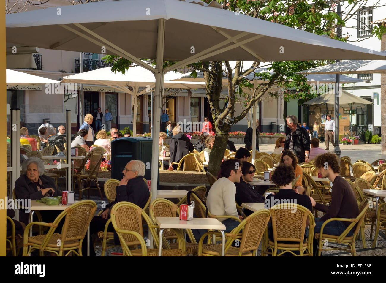 Pavement cafe cafes customers hi-res stock photography and images - Alamy