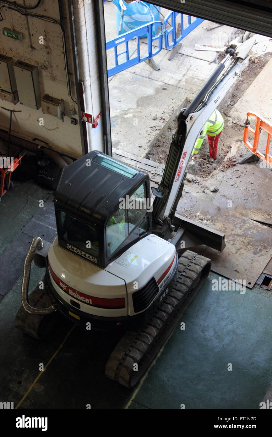 Men digging ditch hi-res stock photography and images - Alamy
