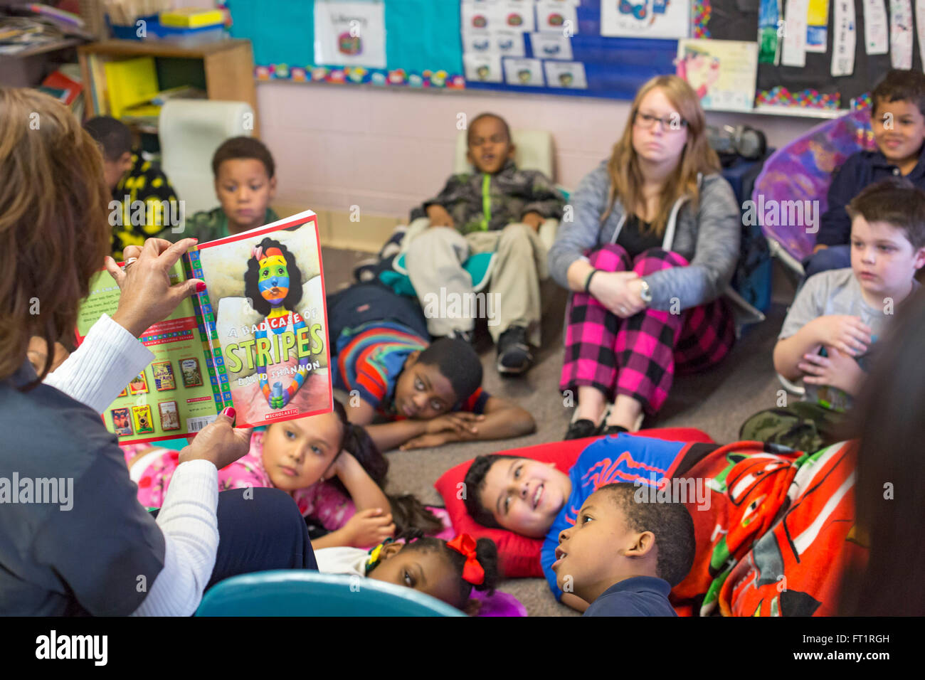 Second grade reading book classroom hi-res stock photography and images ...