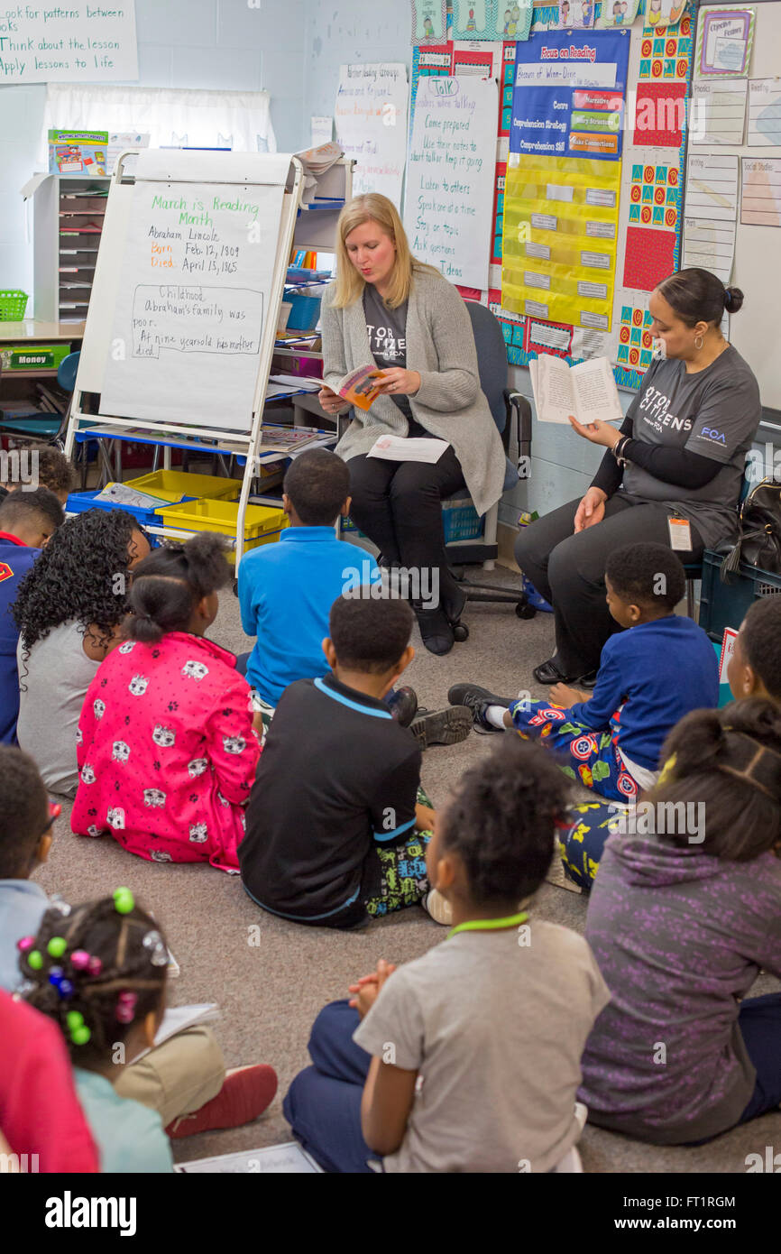 Reading school children books hi-res stock photography and images - Alamy