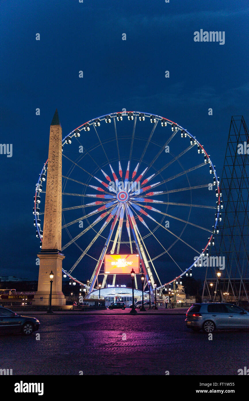 Night view of obelisk and ferris wheel at Place de la Concorde in Paris ...