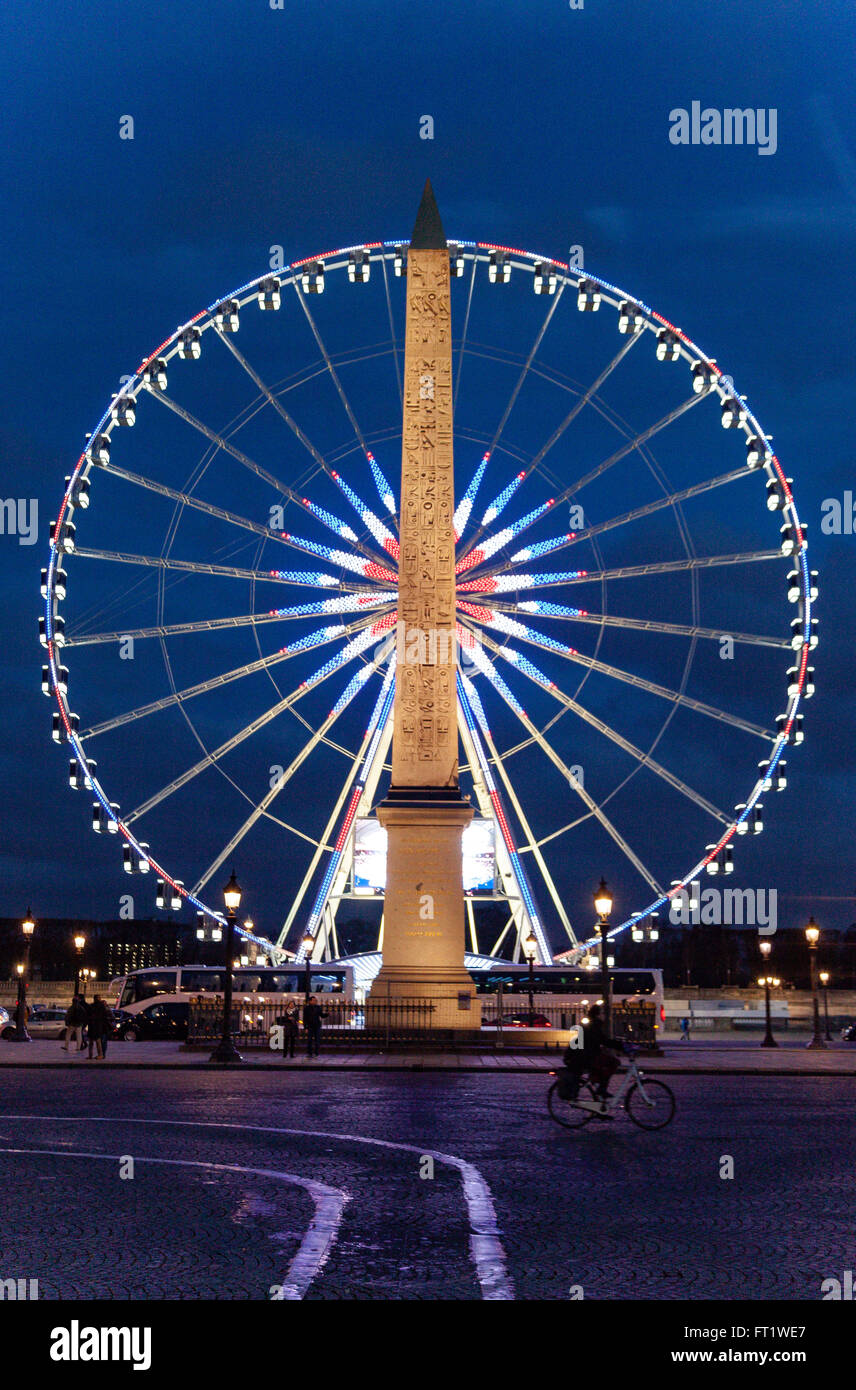 Night view of obelisk and ferris wheel at Place de la Concorde in Paris ...