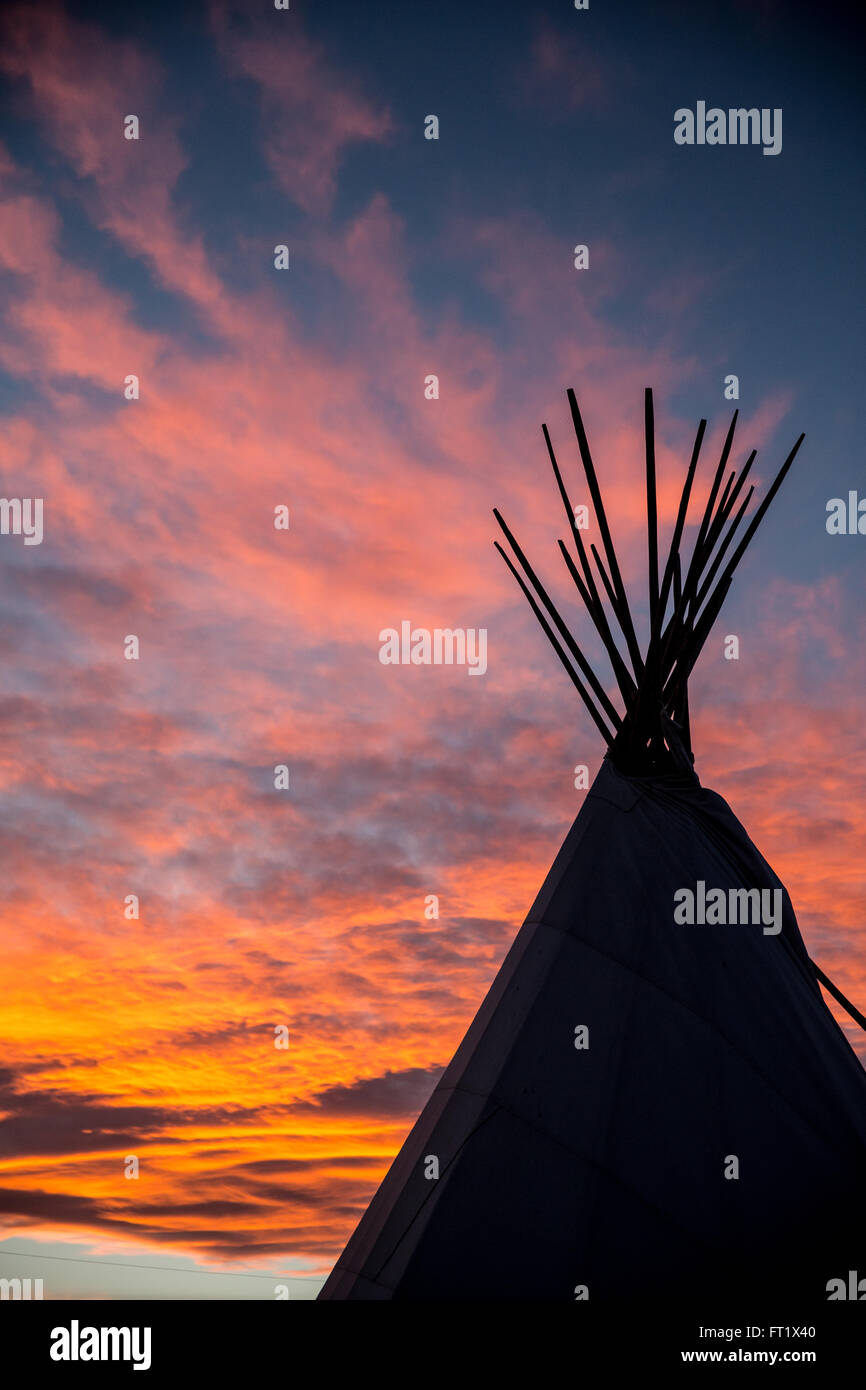 Native american indian silhouette sunset hi-res stock photography and ...