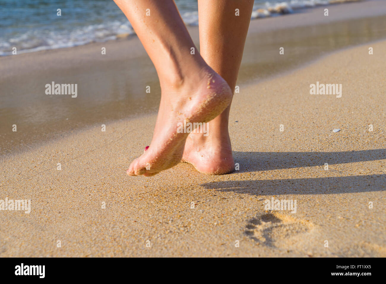 Pretty feet barefoot beach hi-res stock photography and images - Alamy