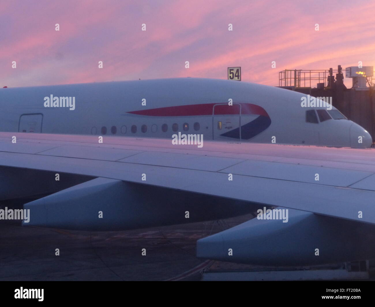 Boeing 747 take off sunset hi-res stock photography and images - Alamy