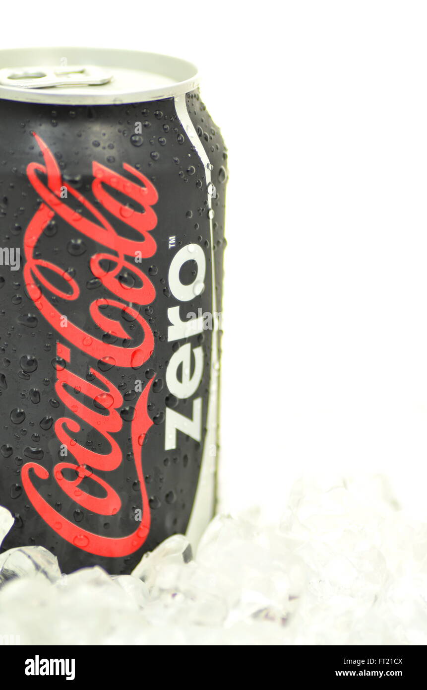 Can of Coca-Cola Zero drink on ice Stock Photo - Alamy