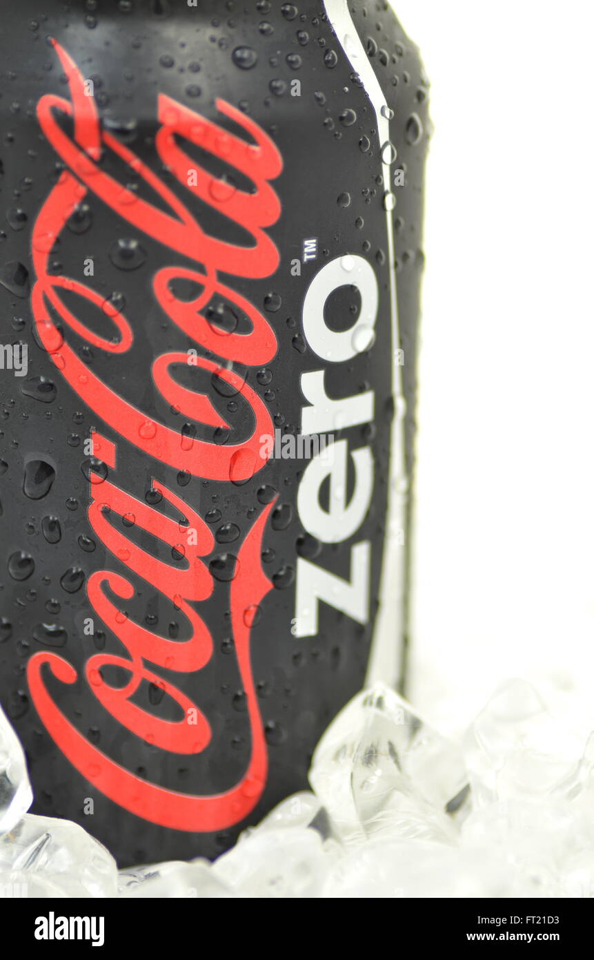 Can of Coca-Cola Zero drink on ice Stock Photo - Alamy