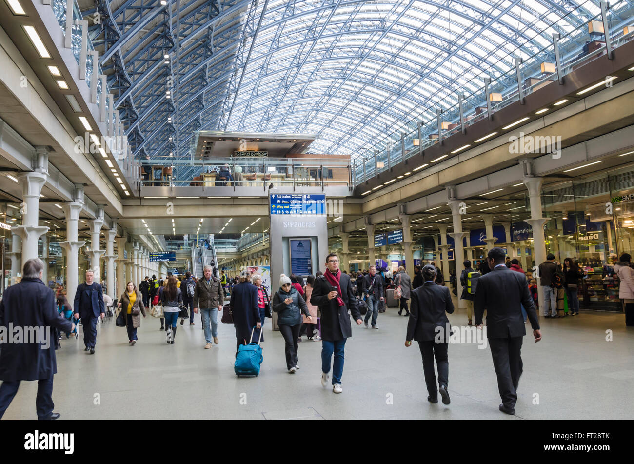 The main concourse at St Pancras International Railway Station Stock ...