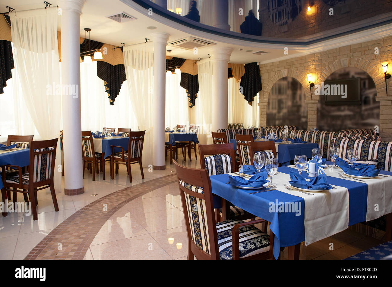 Beautiful modern restaurant with a mirror ceiling Stock Photo - Alamy