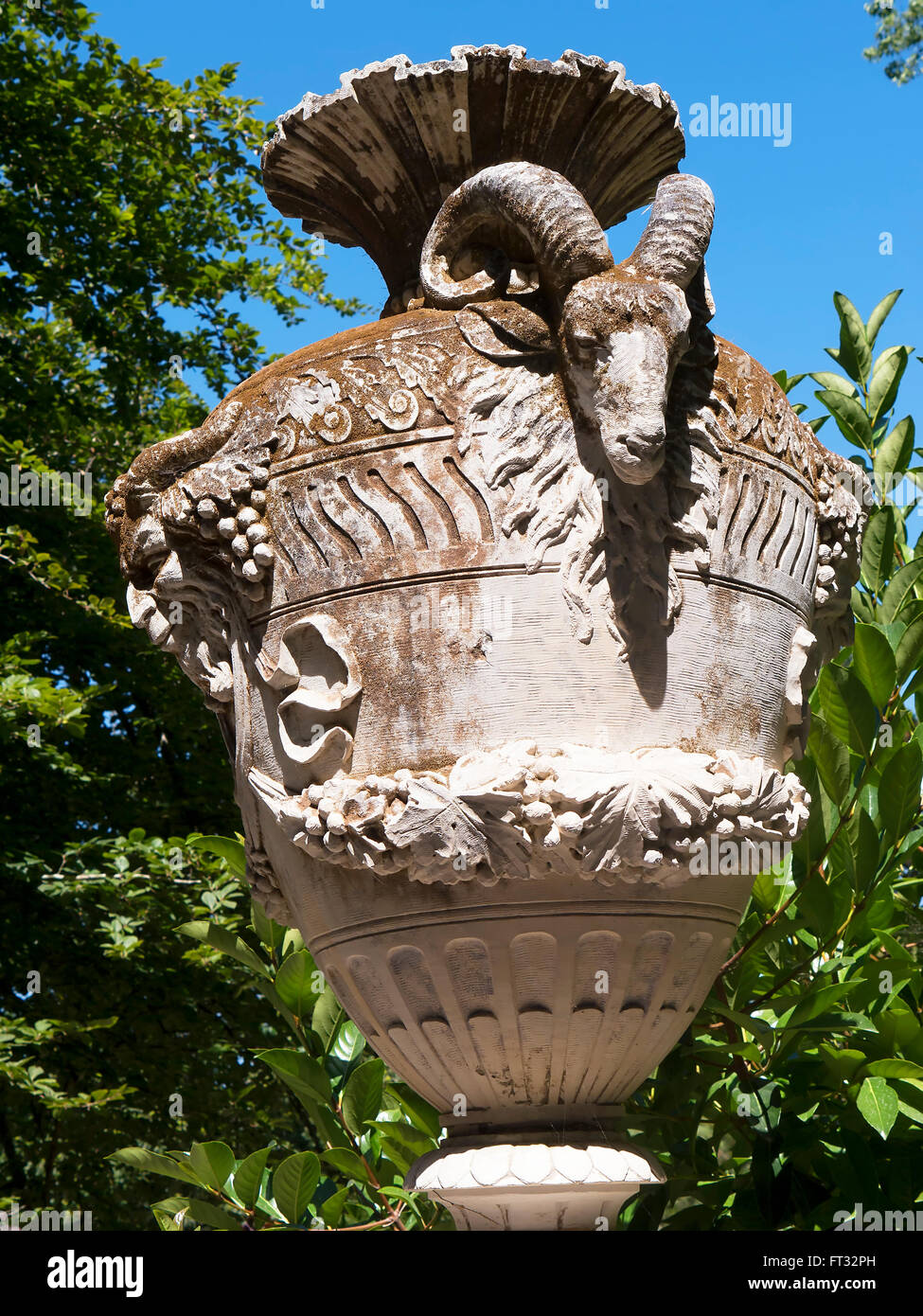 Quinta da regaleira statues hi-res stock photography and images - Alamy