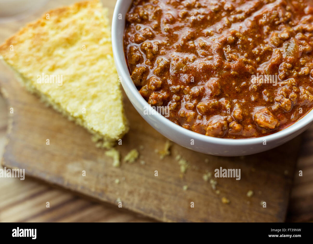 A slice of cornbread with a bowl of chili Stock Photo - Alamy