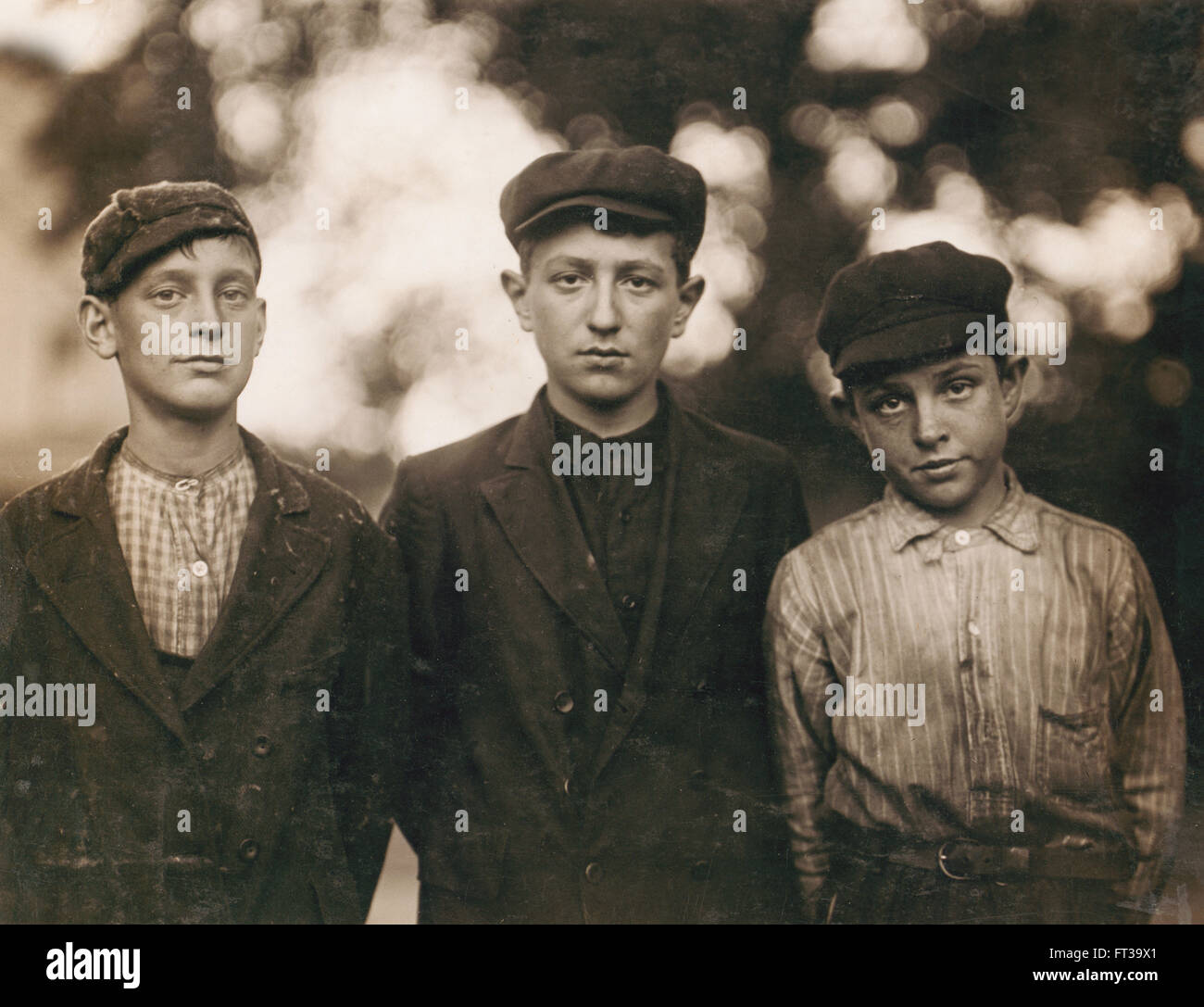Mill workers hi-res stock photography and images - Alamy