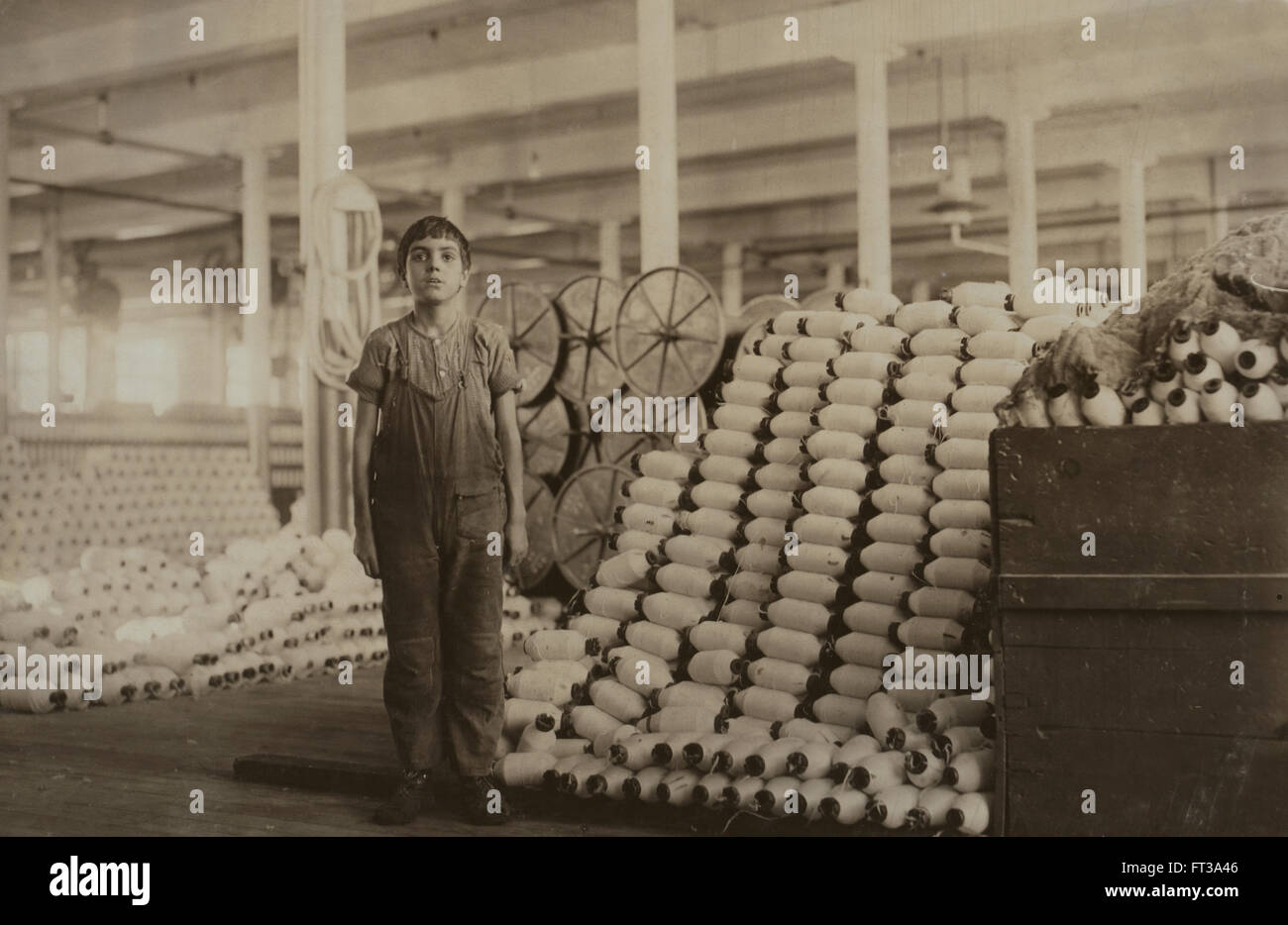 Textile mill worker historical hi-res stock photography and images - Alamy