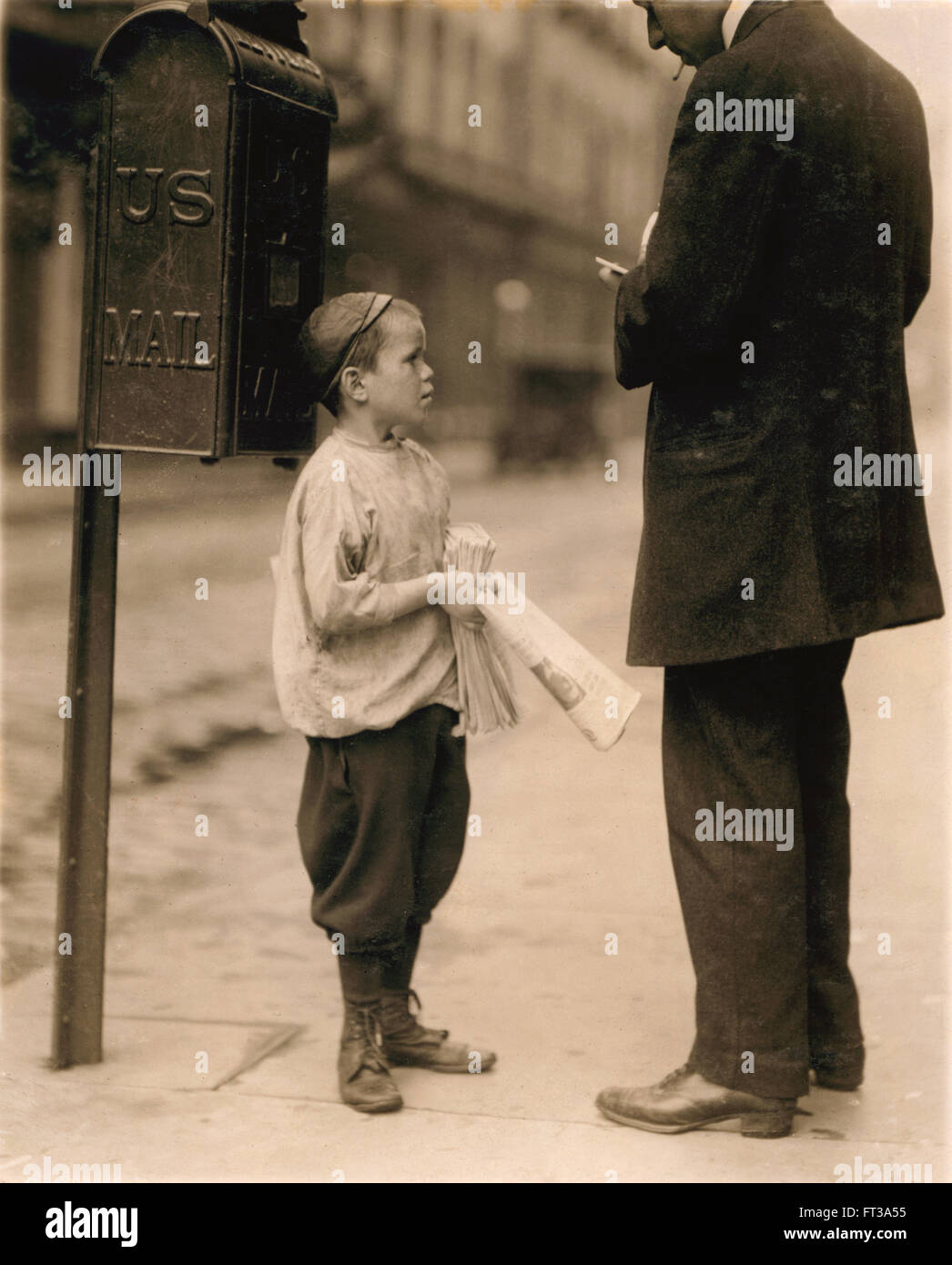 Vintage newspaper boy hi-res stock photography and images - Alamy