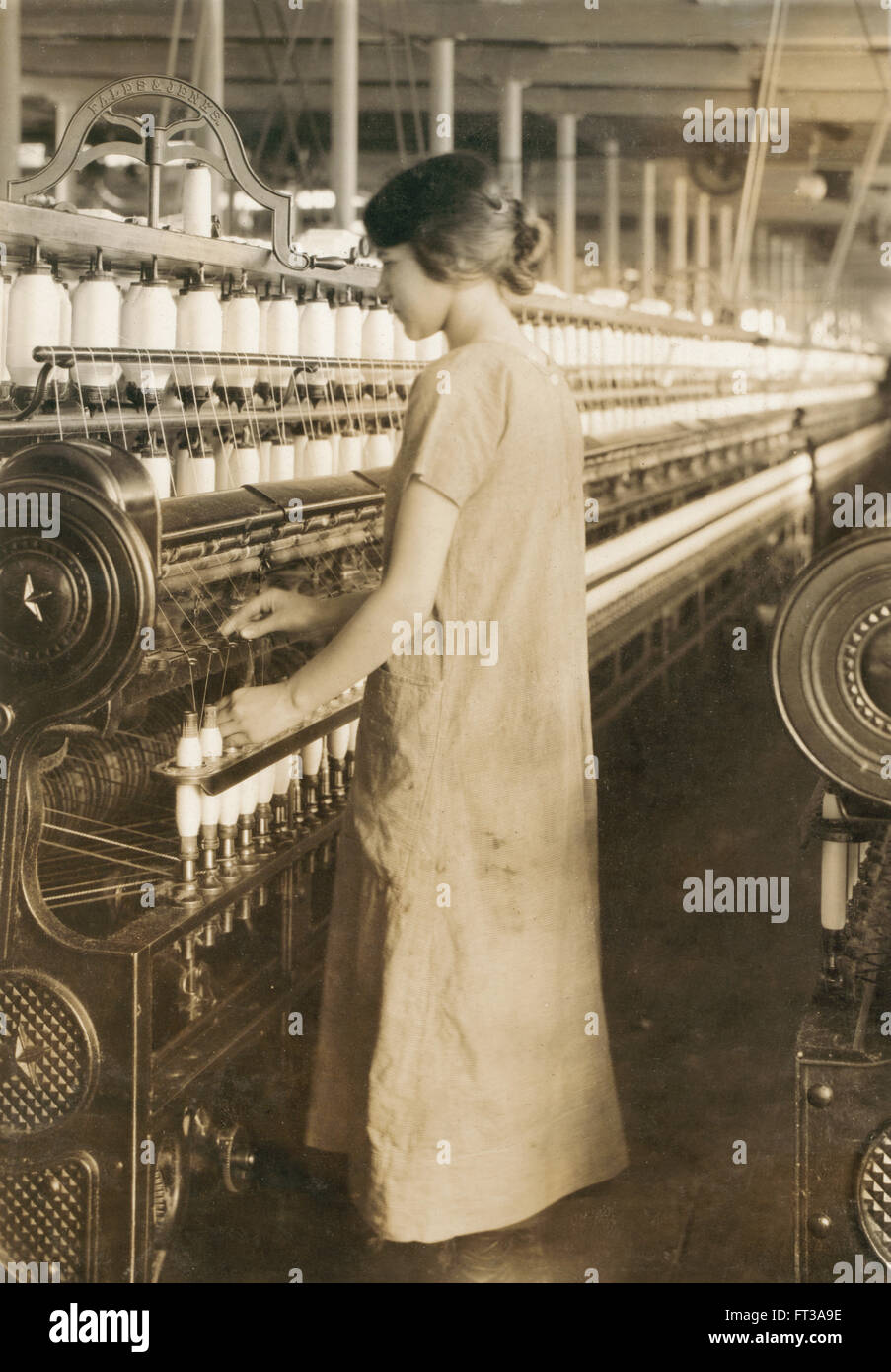Textile mill girl hi-res stock photography and images - Alamy