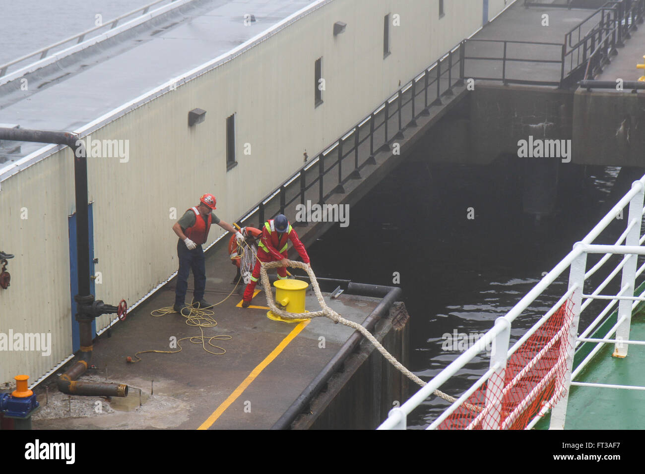 Line handlers hi-res stock photography and images - Alamy