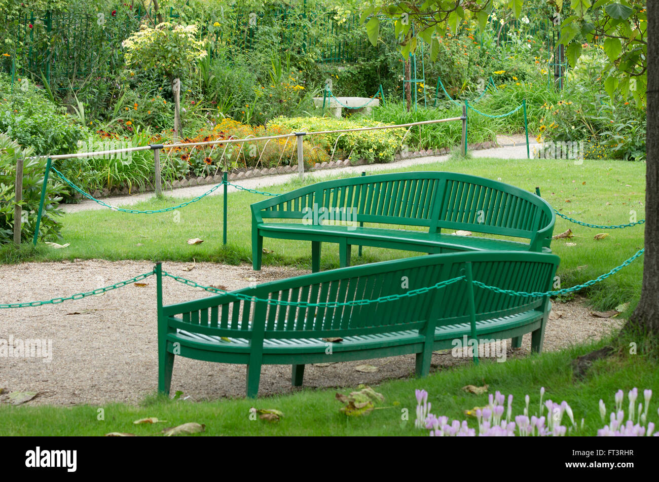 Quiet place public bench Stock Photo - Alamy