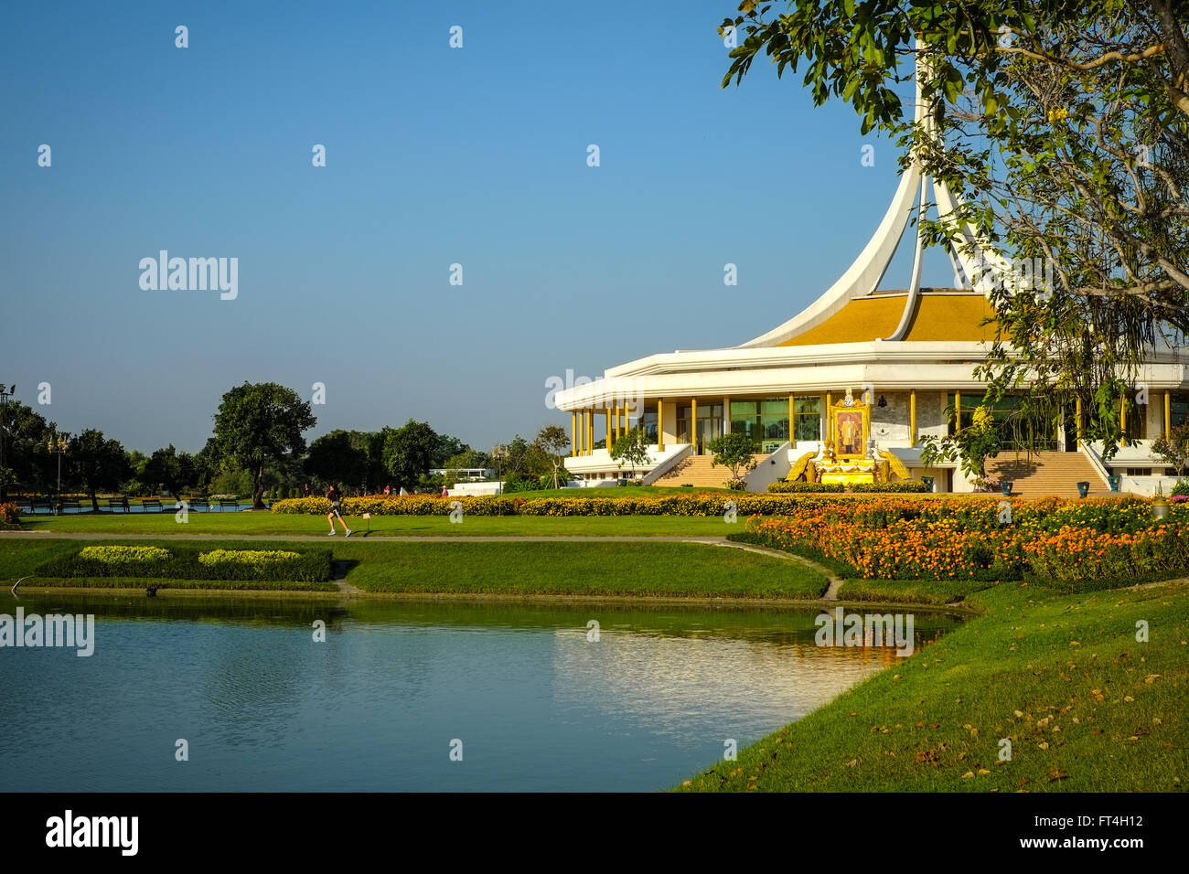 Beautiful park large lake hi-res stock photography and images - Alamy