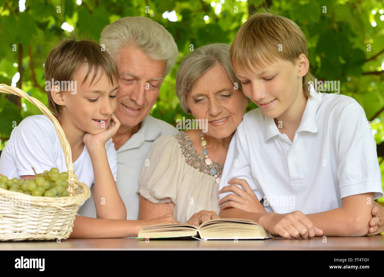 Grandparents reading children hi-res stock photography and images - Alamy